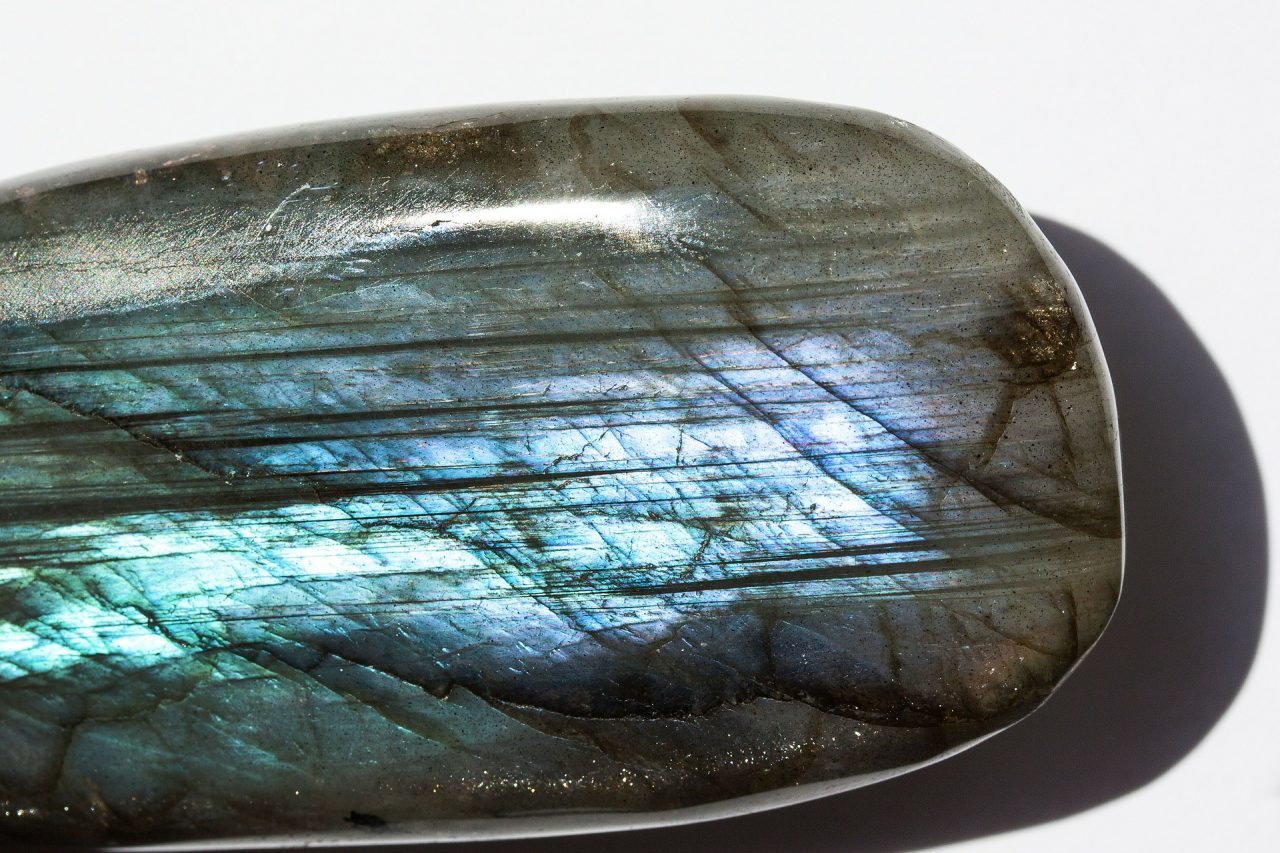 Labradorite : vertus, prix, composition de la pierre - Lithothérapie ...