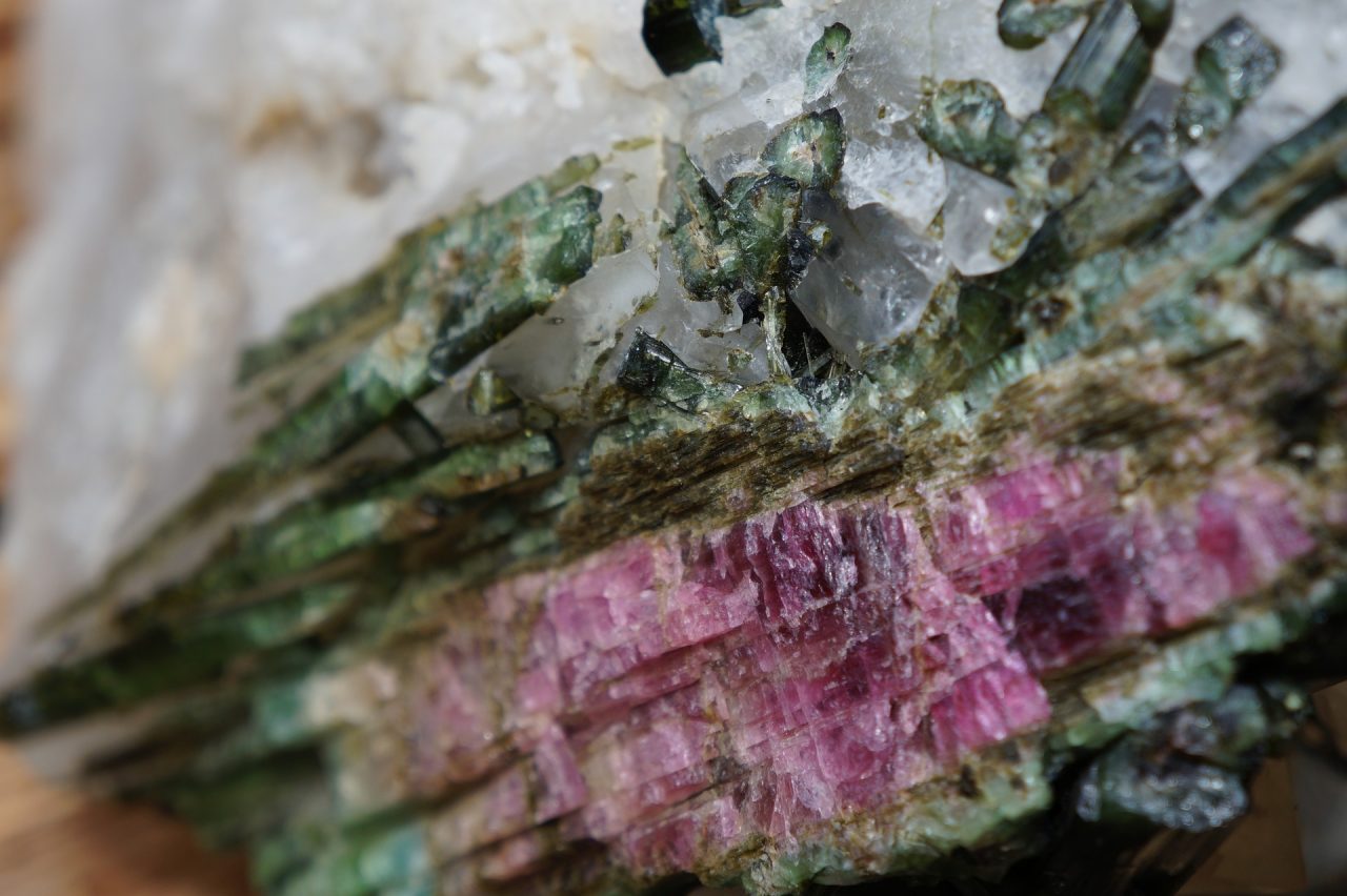 Tourmaline : vertus, bienfaits de la pierre | Pouvoirs et prix ...