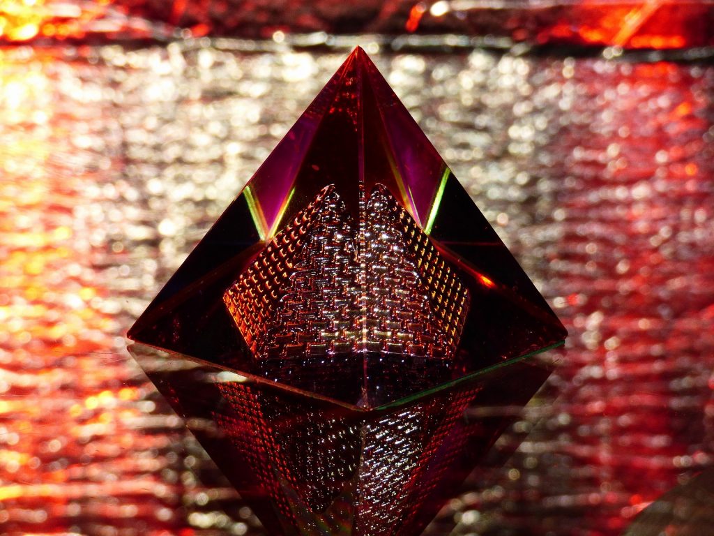 Pyramide en pierre : shungite, cristal de roche, améthyste | Achat ...